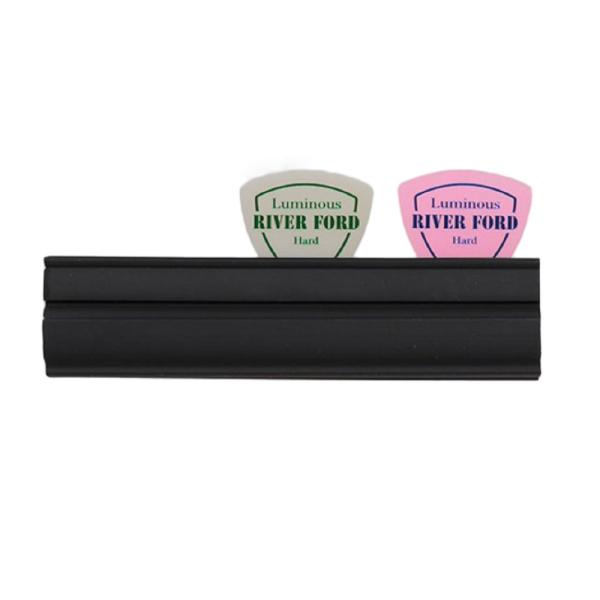 RIVER FORD PH-12B ピックホルダー  長さ12cm・ブラックカラーのピックホルダー。 マイク・スタンドへ取り付けて使用することはもちろん、そのままの状態でもピックを確実にホールドするデザインですので、卓上などでピックを整理す...