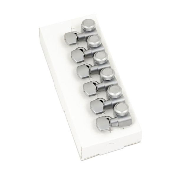 フェンダー ギターペグ Locking Stratocaster/Telecaster Tuning Machines ブラッシュドクローム Fender。※ギターパーツの取り扱いには、相応の技術と知識が必要になります。自己責任にて、取り扱...