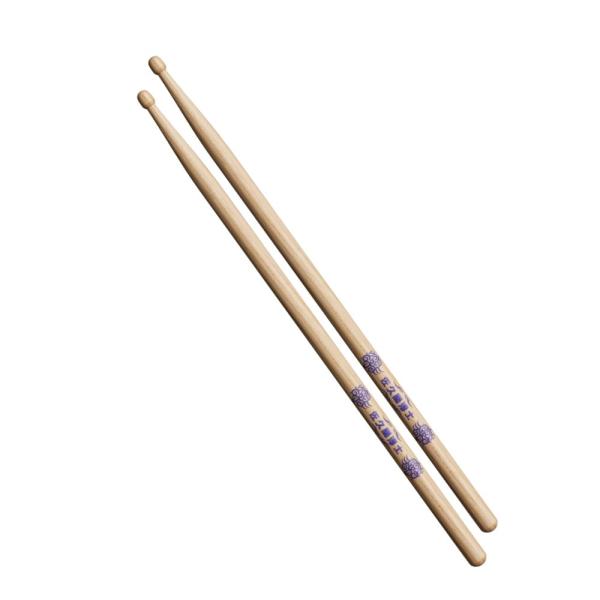 パール スティック 163H/4 淳士 モデル ヒッコリー ドラムスティック Pearl。トリッキーなプレイを多用する際に使用する短めのモデル。チップ寄りの重心でパワーも十分。クリアヘビーラッカー仕上げ材質：ヒッコリーサイズ：14 × 40...