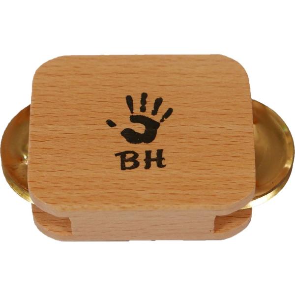 ジングルタップはカホンの演奏にサウンドの幅を与えるアイテム。カホン本体や付属のバンドを使用しプレイヤーのつま先・足首に取り付け、カホンの演奏にジングルサウンドをプラスします。面ファスナーの使用で簡単に取り外しが可能です。