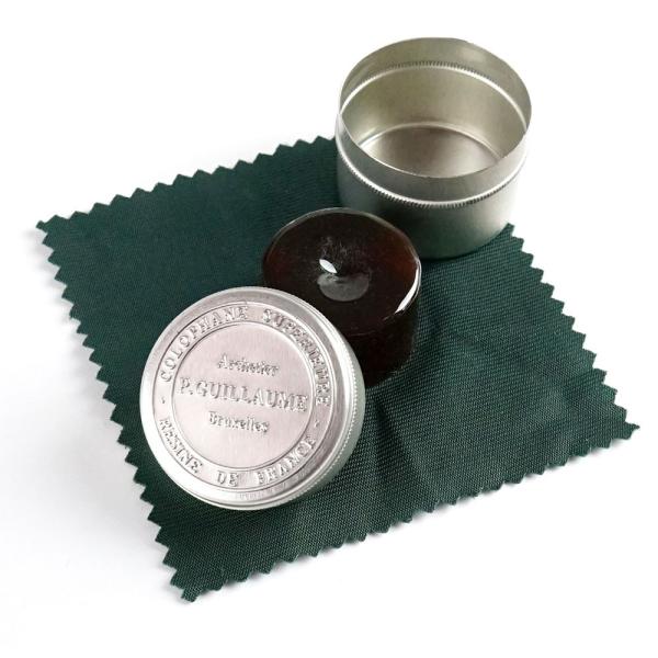 ベルギーの弓の名匠「ピエール ギヨーム」が開発。極めて均整の取れた松脂。程よい粘度、弾きやすさ、音質の美しさを併せ持つ。生産国：ベルギー