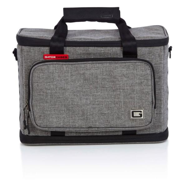 GATOR GT-UNIVERSALO Universal Audio OX用バッグUniversal Audio OX向けにデザインされたギグバッグです。ノブを衝撃から保護するために蓋部分に補強が施されており、また内部底面にも着脱可能なフ...