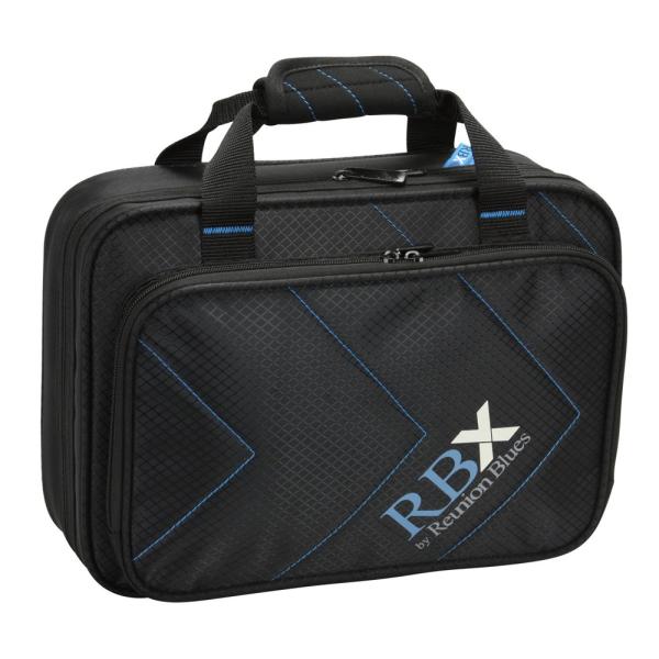 Reunion Blues RBX-CLR クラリネット用 ケース主な特徴・クラリネット用・丈夫なキルテッド・シェブロンの外装・ハードシェル構造・モールド内部RBX保護システム・ネオプレンハンドル。・余裕の収納ポケット