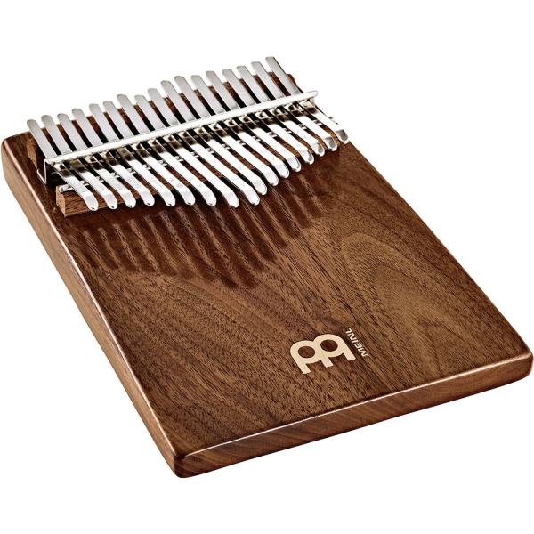 カリンバ 楽器 MEINL マイネル KL1701S パーカッション。KALIMBASカリンバはアフリカを発祥とする楽器です。何世紀にも渡って愛され続けている楽器で『ムビラ』や『サンサ』また『親指ピアノ』という名前でも知られています。共鳴部...