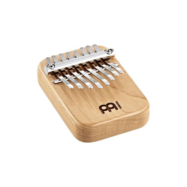 MEINL KL801S カリンバKALIMBASカリンバはアフリカを発祥とする楽器です。何世紀にも渡って愛され続けている楽器で『ムビラ』や『サンサ』また『親指ピアノ』という名前でも知られています。共鳴部となる木製の箱に金属製のリードが取り...