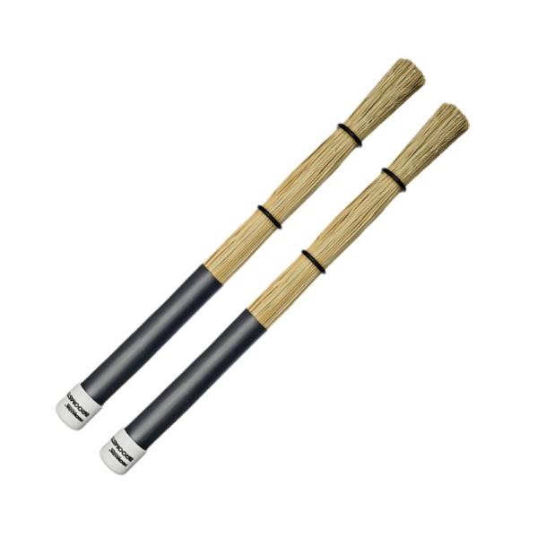 PMBRM1 MEDIUM BROOMSTICKホウキと同素材を使用して作られたユニークなスティック。音色はブラシとロッドの中間で、付属のラバーリングの位置を移動させて音色を変化させることも可能である。