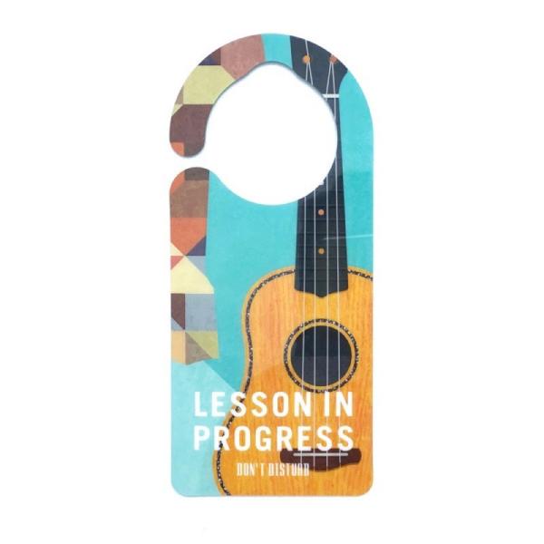 KIWAYA No.1282 ドアノブプレート プルメリア（水色）ウクレレのデザインがお洒落な日本製ドアノブプレートです。楽器の練習中・録音中、休憩中の室外のドアノブなどに掛けてみてはいかがでしょう。ウクレレプレーヤーなら持っておきたいです...