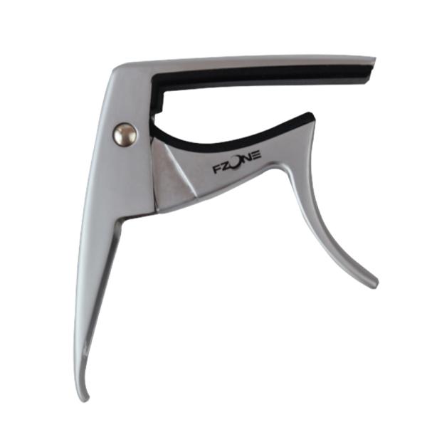 カポタスト ウクレレ FZONE FC-82 シルバー カポ。クリップタイプ/バネ式FZONE FC-82ウクレレ用カポはバネ式のため脱着が簡単でネックにしっかりと固定することができます。カラー：シルバー