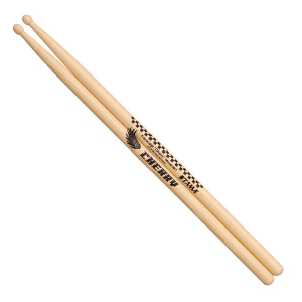 TAMA スティック H-KCM 小柳"Cherry"昌法モデル ヒッコリー ドラムスティック タマ。小柳"Cherry"昌法のシグネチャーモデルです。アタックを重視するドラマーに適した、パワーヒッターモデル。・材質：ヒッコリー・仕上げ：ツ...