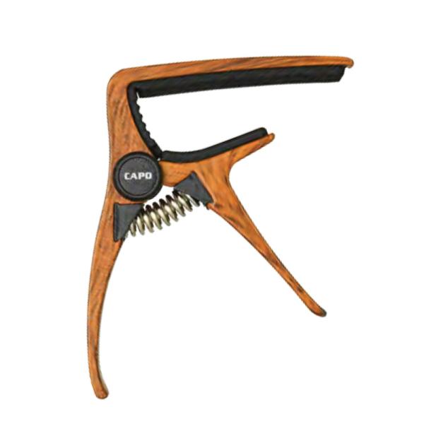 ORCAS OC-01U BW ウクレレ用カポタスト ブラウンウッド柄  ●ウクレレ専用で開発された丈夫で軽いアルミニウムカポタスト。 ORCASウクレレカポは、ウクレレ専用に設計開発され簡単に片手で脱着できるスプリング式のカポです。 軽量...
