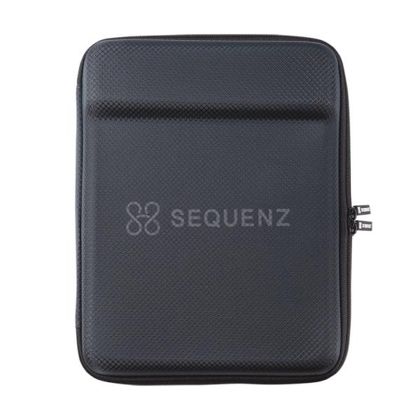 SEQUENZ CC-KSP KORG KAOSS Replayなどグルーヴギアを収納できる多目的ケース  ＜SEQUENZ CC-KSP＞  KAOSS Replayやサンプラー等、グルーヴ・ギアをしっかりガード。 セミハードタイプの汎用...