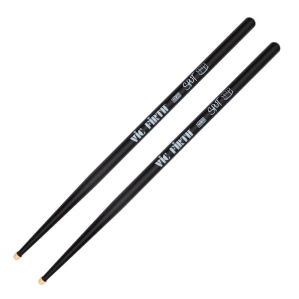VIC FIRTH ヴィックファース VIC-SPUT Robert "Sput" Searight ドラムスティック  現代ファンク＆ヒップホップシーンの象徴、ロバート \“スパット\” シアライトとのコラボで誕生した一品。 5B径とラウ...