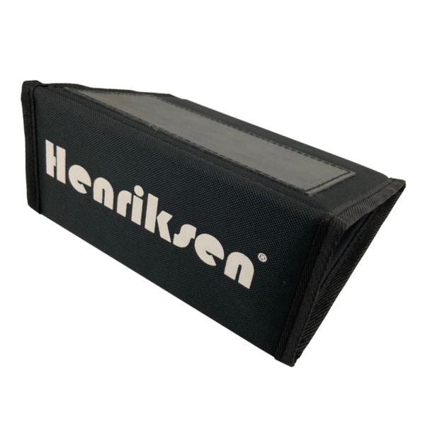 Henriksen Amplifiers Folding Amp Wedge 折り畳みチルトバックウェッジ アンプスタンド  折り畳み式のチルトバックウェッジ（アンプスタンド）です。 スピーカーがプレイヤー、リスナーの耳の高さに向くことによ...