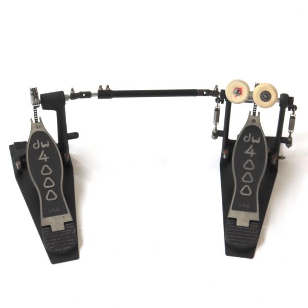 【中古】 ドラムツインペダル DW DW-4002 ツインペダル キックペダル  DW DW-4002 の中古品です。  中古なりのコンディションです。 商品内容：本体のみ  全体的に小傷や汚れ、サビがあります。 ビーターが非純正品に交換さ...