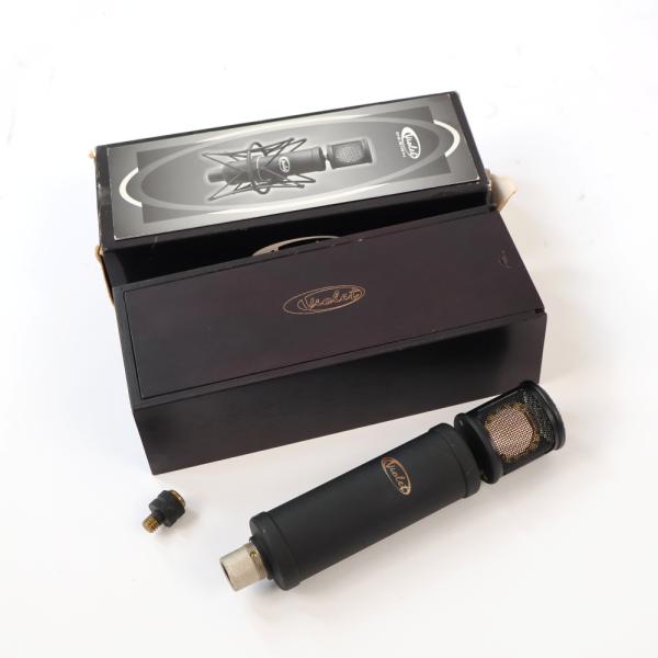 【中古】 コンデンサーマイク VIOLET DESIGN THE BLACK KNIGHT  VIOLET DESIGN THE BLACK KNIGHT の中古品です。  です。 商品内容：本体・箱・変換ネジ  傷、塗装剥がれがあり。 現...