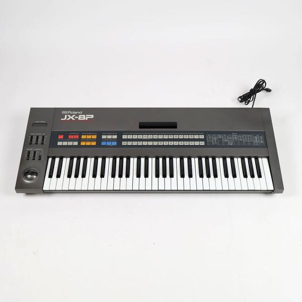 【中古】 シンセサイザー Roland JX-8P ローランド  Roland JX-8P の中古品です。  使用感のあるコンディションです。 商品内容：本体のみ  傷やスレ、塗装剥がれ、取り除けない汚れがあります。底面木部の端に若干の割れ...