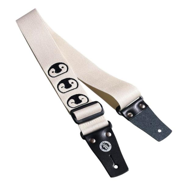 Grande uomo グランデウオモ TENDER STRAP TS-2 AC コウテイペンギンのヒナ ギターストラップ  本体に柔らかくて肩への馴染みの良いアクリル製のベルトを使用したストラップです。  こちらはイラストレーターきゅう様...
