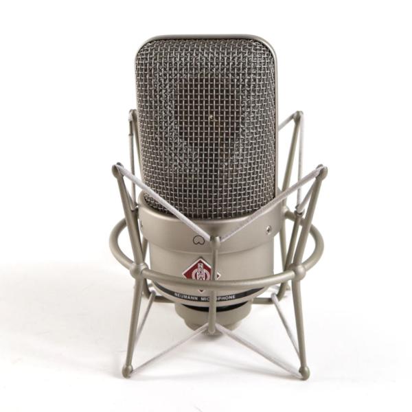 【中古】 コンデンサーマイク ノイマン NEUMANN TLM49    NEUMANN TLM49   の中古品です。  使用感のあるコンディションです。 商品内容：本体・ショックマウント・箱  全体的に使用感のあるコンディションです。マ...