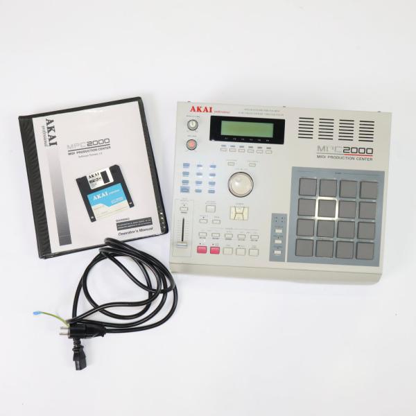 【中古】 サンプラー AKAI MPC2000  AKAI MPC2000 の中古品です。  使用感のあるコンディションです。 商品内容：本体・電源コード・システムディスクv1.72・取扱説明書（英文）  小傷、塗装剥がれがあり。年代なりの...