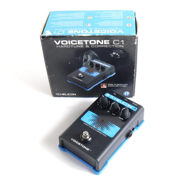 【中古】 TC-HELICON VoiceTone C1 ボーカル用エフェクター  TC-HELICON VoiceTone C1 の中古品です。  比較的綺麗なコンディションです。 商品内容：本体・箱・電源アダプター・取扱説明書  目立つ...