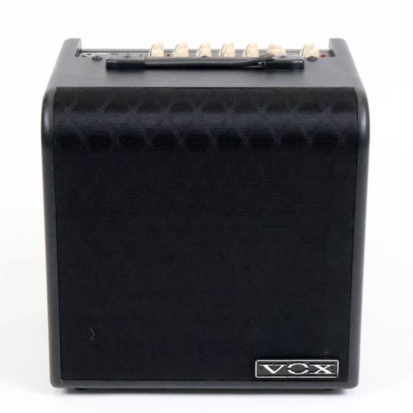 【中古】 アコースティックギターアンプ VOX AGA70 ヴォックス 2chアコギアンプ  VOX AGA70 の中古品です。  使用感のあるコンディションです。 商品内容：本体・取扱説明書・電源コード  傷やスレがあります。取っ手のゴム...