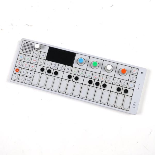 【中古】 ポータブルシンセサイザー ティーンネイジエンジニアリング TEENAGE ENGINEERING OP-1  TEENAGE ENGINEERING OP-1 の中古品です。  使用感のあるコンディションです。 商品内容：本体のみ...
