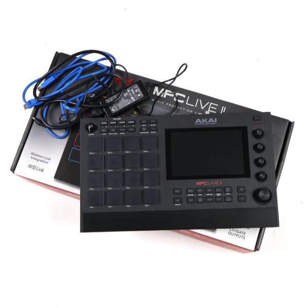 【中古】アカイ AKAI MPC LIVE II サンプラー モニタースピーカー内蔵スタンドアローンMPC  AKAI MPC LIVE II  の中古品です。  使用感のあるコンディションです。 商品内容：本体・箱・USBケーブル・電源ア...