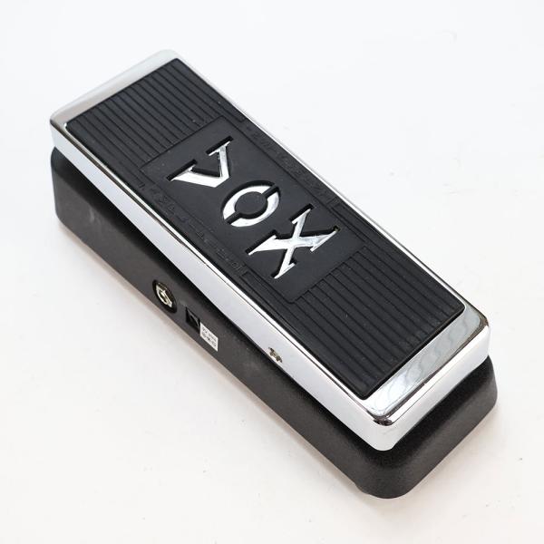 【中古】 ワウペダル VOX V847 ギターエフェクター  VOX V847 の中古品です。  使用感のあるコンディションです。 商品内容：本体のみ  スイッチ分のゴムが２個とも欠品しています。全体的に擦り傷があります。 現在の所、ガリも...