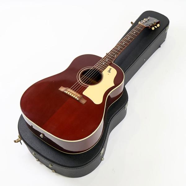 Gibson J-45 HC 2001年製 の中古品です。  使用感のあるコンディションです。 商品内容：本体・ハードケース・取扱説明書・チェックシート・ピックアップの取説＆パーツ  全体的に傷、打痕、汚れなどが散見される使用感のあるコンデ...