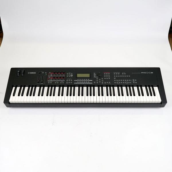 【中古】 シンセサイザー YAMAHA MOX8  YAMAHA MOX8 の中古品です。  使用感のあるコンディションです。 商品内容：本体・電源アダプター  小傷、塗装剥がれがあり。 現在の所、ガリもなく動作に問題ございません。  MO...