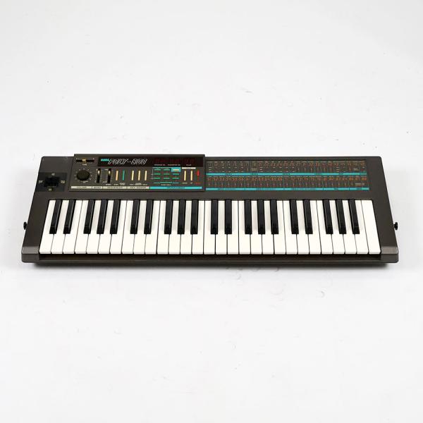 【中古】 シンセサイザー KORG POLY-800  KORG POLY-800 の中古品です。  使用感のあるコンディションです。 商品内容：本体のみ  小傷、塗装剥がれがあり。 現在の所、ガリもなく動作に問題ございません。  1983...