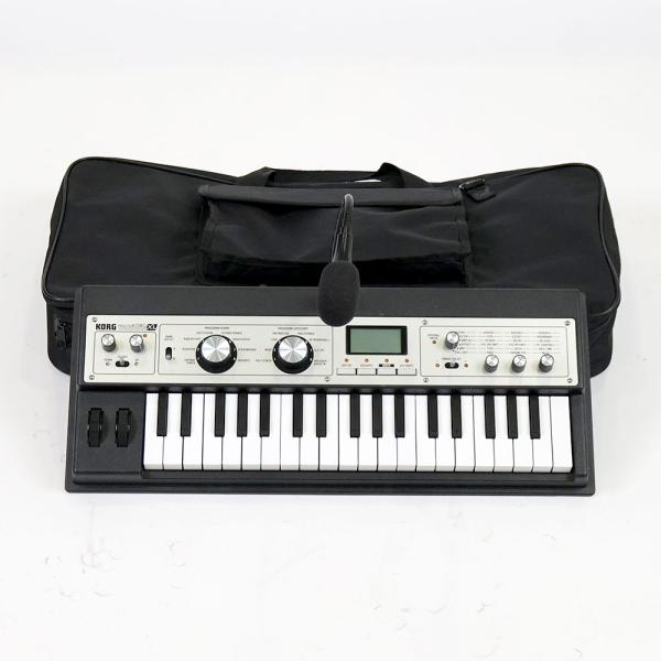 【中古】 シンセサイザー KORG MICROKORG XL  KORG MICROKORG XL の中古品です。  使用感のあるコンディションです。 商品内容：本体・ソフトケース・電源アダプター・ボコーダー用マイク  小傷、塗装剥がれがあ...