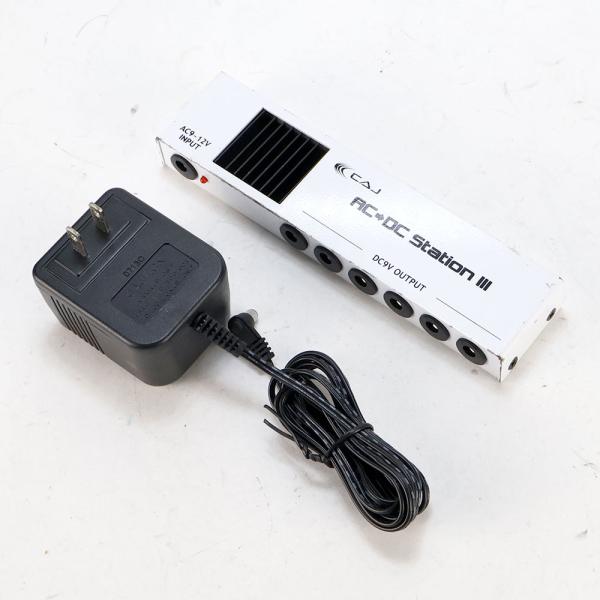 【中古】 パワーサプライ CAJ AC/DC Station III  CAJ AC/DC Station III の中古品です。  使用感のあるコンディションです。 商品内容：本体・電源アダプター  全体的に傷やスレ、塗装剥がれ、取り除け...