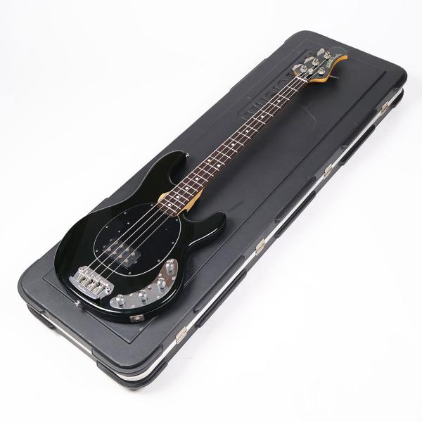 MUSIC MAN  StingRay Black Matching Headstock 2005年製 の中古品です。  使用感のあるコンディションです。 商品内容：本体・ハードケース  傷、打痕などが散見される使用感のあるコンディションで...