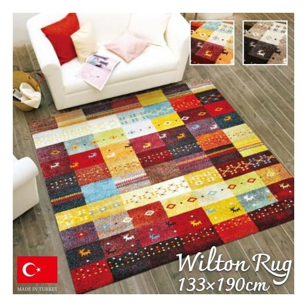 【発売日：2018年01月07日】トルコ製のウィルトン織りカーペットです。ポップでレトロな印象のパッチワークデザイン。自然をモチーフにした素朴で優しい風合いのギャベ柄。伝統的なシンボルやモチーフをより現代的デザインに仕上げました。床暖房、ホ...