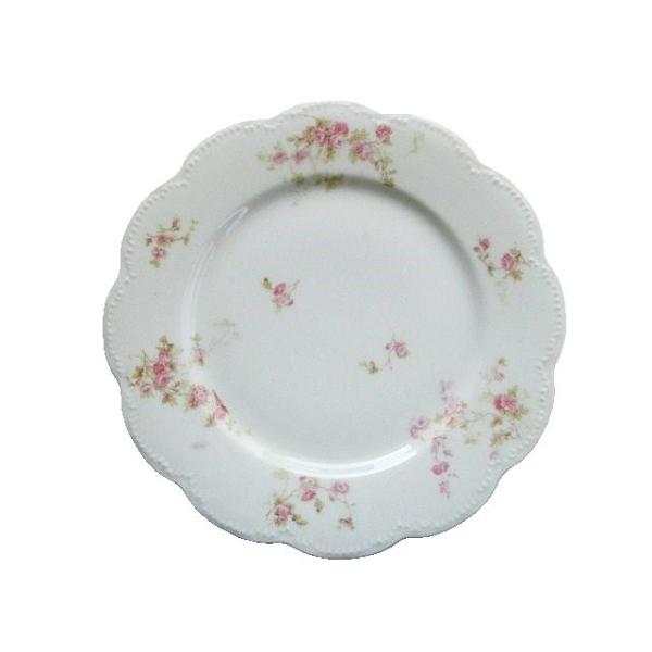 フランスアンティーク、HAVILANDのディナープレート。 白地に、スカラップのリムには、控え目なレリーフが施され、 可憐なピンクの薔薇が、淡い色調で描かれています。 優しく、エレガントな佇まいが、素敵なプレートです♪ サイズ…幅：24.6...