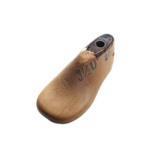 英国アンティーク、子供用 木製シューモールド。手のひらに乗る程の小さなサイズで、丸みを帯びたフォルムが可愛らしく、ディスプレイに人気のアイテムです。KEMPTONの刻印が入っています。ペーパーウェイトや、ペン立てなどアイディア次第で、素敵な...