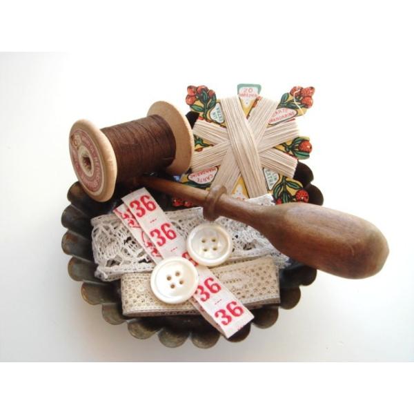 フランスアンティークの手芸品色々と、お菓子モールドのセット。 CARTIER BRESSONの木製ボビン、マンダリンカードのリネン糸巻、レース用の木製ボビン、レースとナンバーテープ3種類、シェルボタン2点、タルトモールド、8種類・9点の内容...