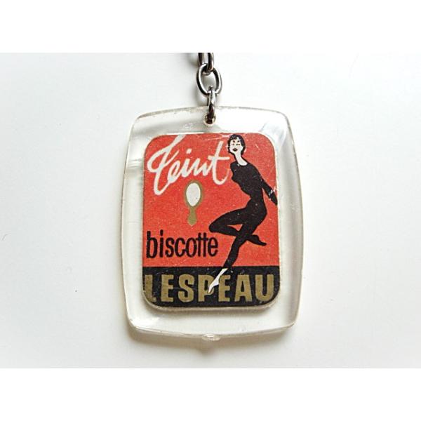 フランスヴィンテージ、ビスコットのキーホルダー。女性らしいデザインと、レタリングがレトロで可愛らしいです。サイズ…幅：3.3cm、高さ：4.3cmコンディション：★★★☆☆※こちらの商品の発送方法は、以下より選択いただけます。〇ゆうパック〇...