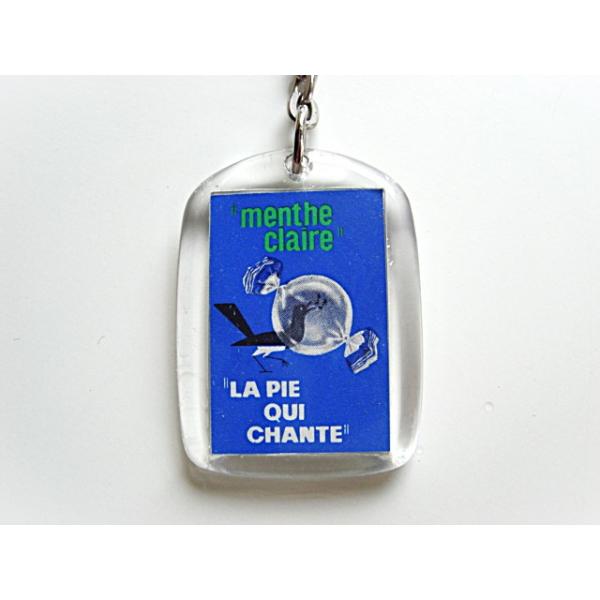 フランスヴィンテージ、キャンディのキーホルダー。キャラクターの唄う鳥 カササギとキャンディーのイラストが可愛らしい、キーホルダーです。色遣いで、ミントキャンディーの、爽やかさが伝わってきます。サイズ…幅：3.4cm、高さ：4.6cmコンディ...