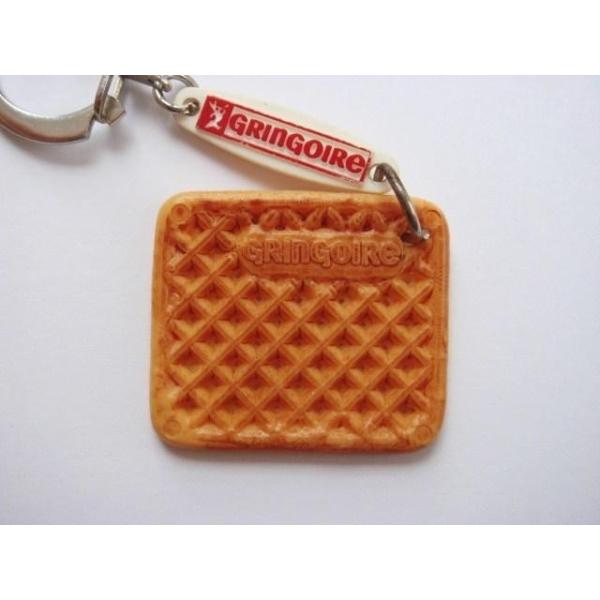 フランスヴィンテージ、ビスケットのキーホルダー。 ラッパを吹いたウサギのマークでお馴染みの、GRINGOIRE。 しっかり焼かれた、格子型ビスケットが可愛い、ミニチュアキーホルダーです。サイズ：幅3.3cm、高さ3cmコンディション： ★★...