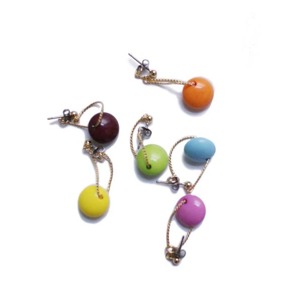 カラフルで可愛いマーブルチョコをイメージしたピアスです。使いやすくておすすめの定番ピアスです。　　ポリエステル樹脂　真鍮