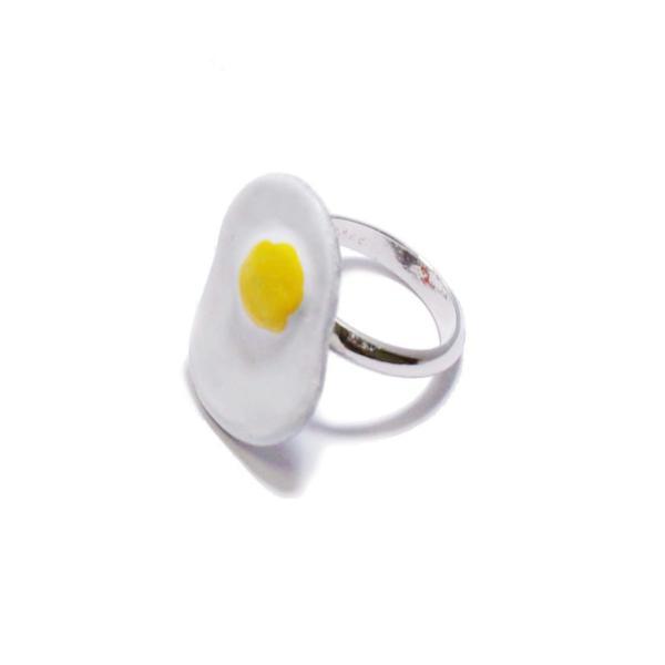 目玉焼きモチーフのリング。小さな目玉焼きを指先に。ギフトにぴったりのキュートなジュエリーボックスに入れてお届けです。メタルキャストに塗装　フリーサイズ　★作業の都合上、黄色の塗料が白い部分に広がっているものがありますが、それも味としてご了承...