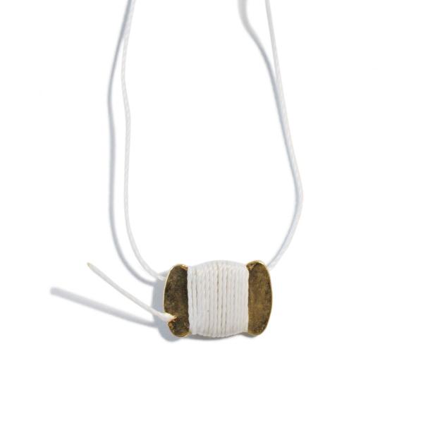 手縫い用の糸をモチーフにしたネックレスです。ナチュラルな雰囲気の装いにもぴったりです。　かわいいオリジナルジュエリーボックスに入れてお届けです。メタルキャスト　糸　　真鍮金属のモチーフの大きさ　20mmX19mm　紐長さ　40cm