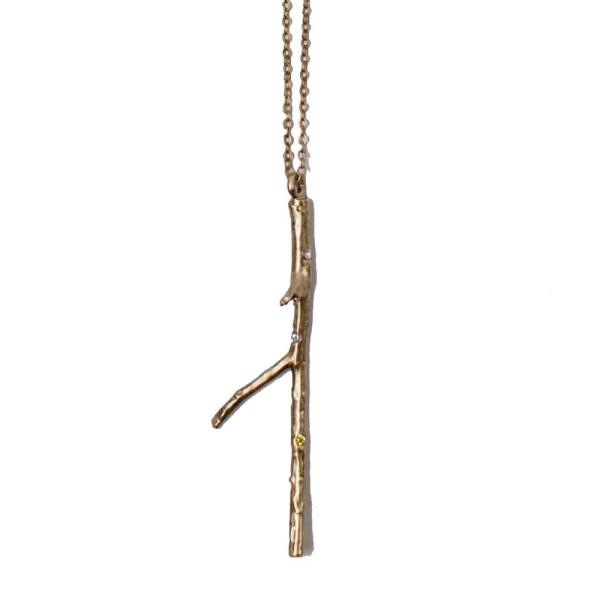 本物の枝を原型にして、3つの異なる色の小さなラインストーンを配したキラリと美しいピアスです。大人の方のシックな装いにもピッタリです。かわいいオリジナルジュエリーボックスに入れてお届けです。メタルキャスト 真鍮　ガラス