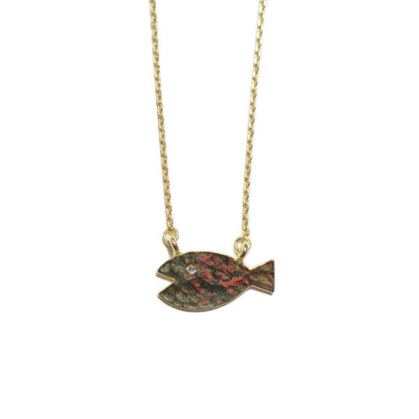 表面にテクスチャーをつけ、魚をかたどったガラスの目がキラキラとかわいいネックレスです。　チェーン長さ　40センチ　　メタルキャスト　真鍮　ガラス