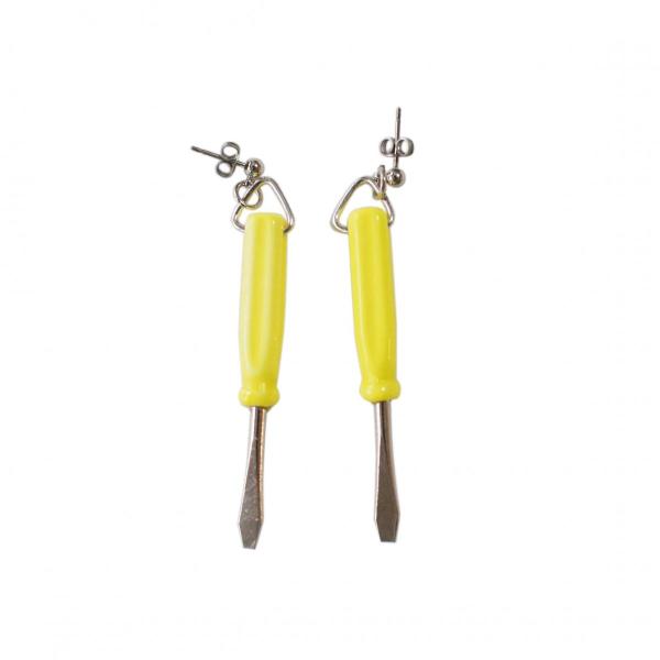 本物そっくりのドライバーのピアス。イヤリングに付け替え可。丈夫に作ってありますがドライバーとして使わないでね。メタルキャスト 　ポリエステル樹脂