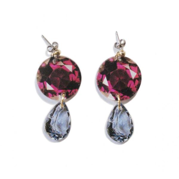 アクリルの板にジュエルの写真をインクジェットプリントしました。ゴージャスなのに真っ平ら。本物の宝石だったらギラギラしすぎて恥ずかしいけれどこれならカジュアルに楽しめる、不思議で楽しいアートなピアスです。　アクリル　真鍮　