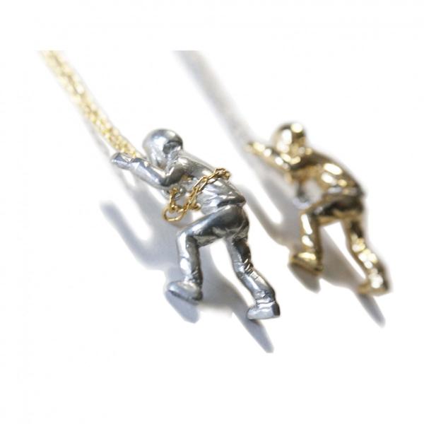 山登りしている人のネックレスです。あなたの体を登って登って。★色名は　人の色と対応しています。例：　人がゴールドでチェーンがシルバー　→　ゴールドかわいいオリジナルジュエリーボックスに入れてお届けです。メタルキャスト　真鍮