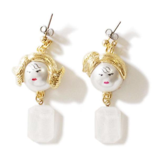 パールのお顔に８０’Sな髪型のおすましガール。意地悪顔とこんもりヘアスタイルがとても面白くて可愛いお勧めピアス。フォーマルな場所にもつけて行ける、美しくて綺麗な作りです。下がっているプラ石は細かいラメが入った優しい色。とてもキュートです。ブ...